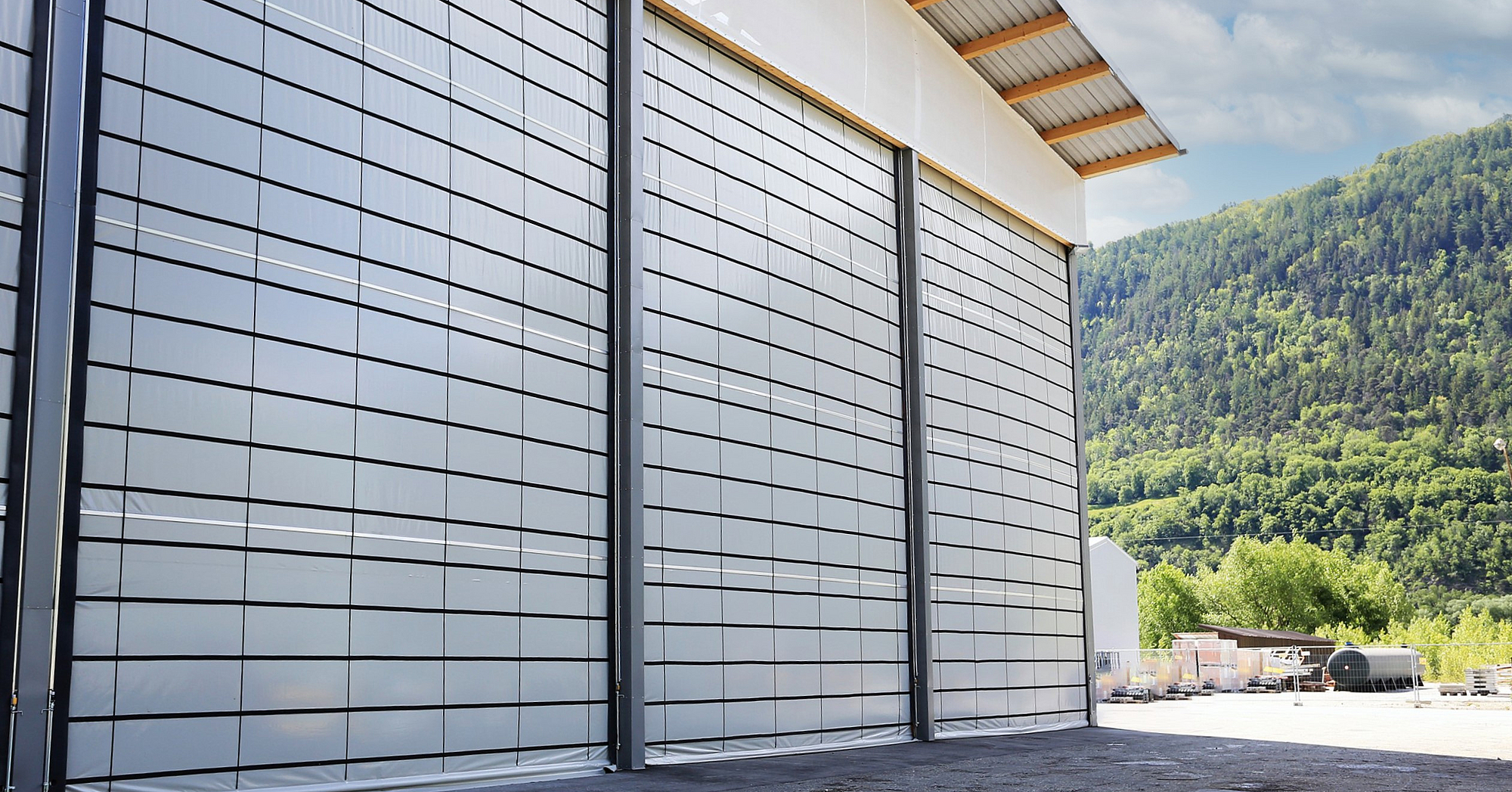 Textile folding front for large hall openings