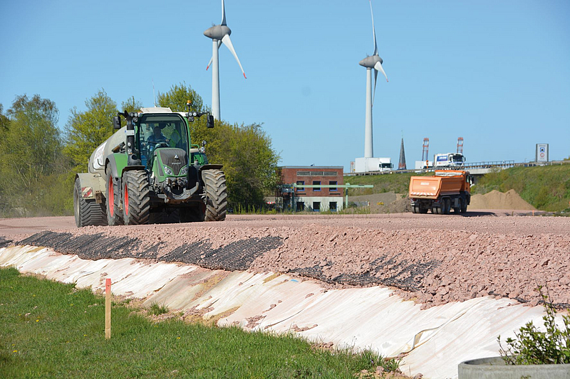 Geotextile foundation for crane platforms in wind farm construction
